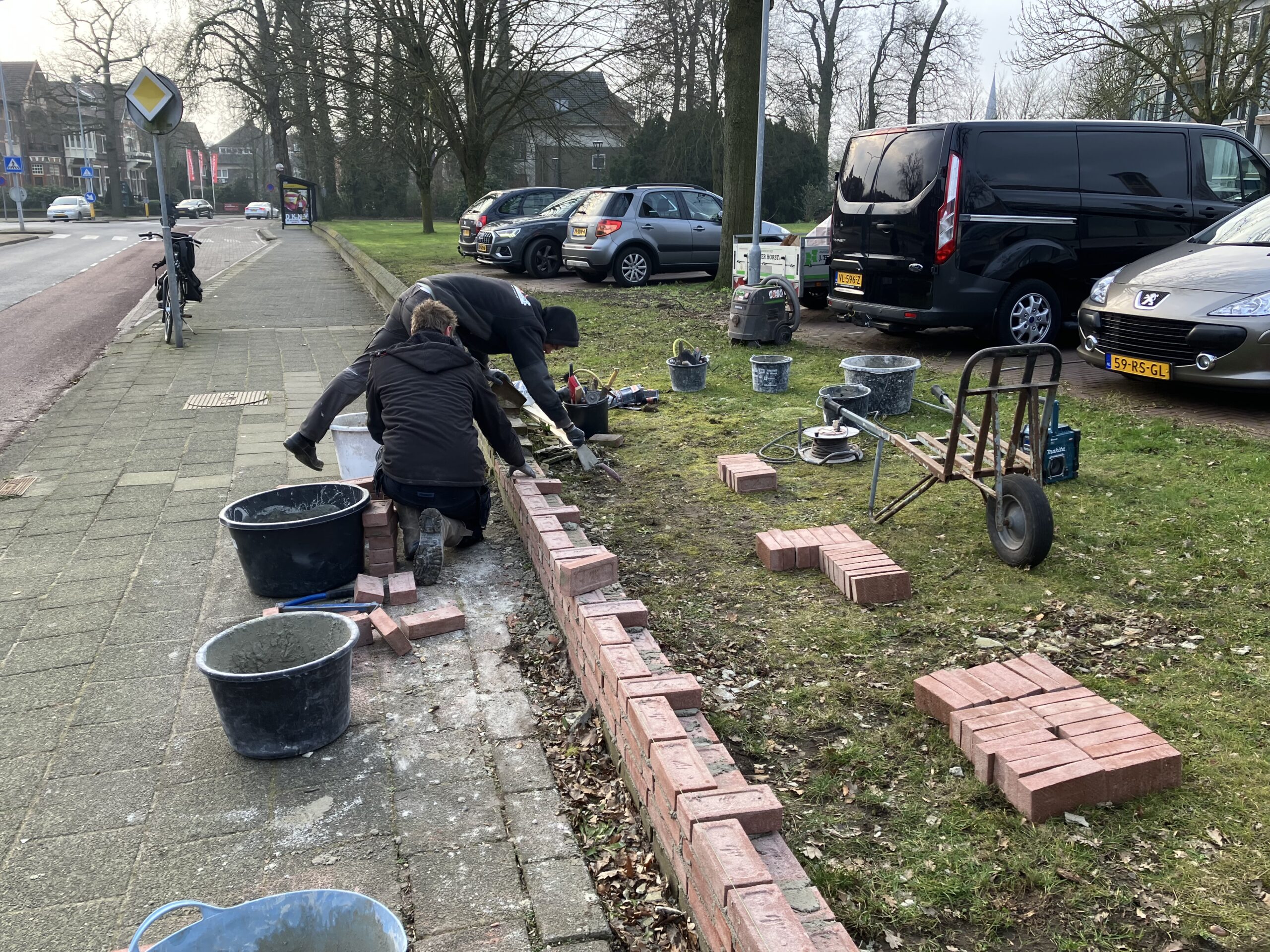 Muurtje bij gezondheidscentrum de Klokkenbelt weer hersteld - Almelo1