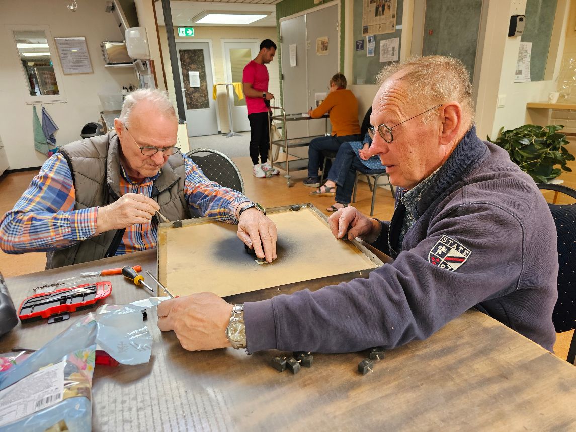 Vrijwilligers Repair Café Hagedoorn repareren uw defecte spullen - Almelo1
